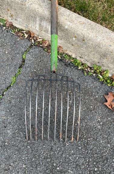 10 tine pitch fork - Hash Auctions