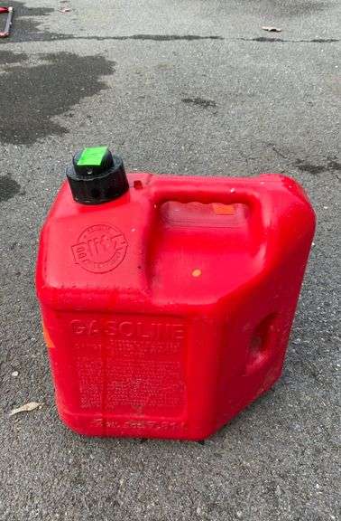 Blitz 2 gallon gas can - Hash Auctions
