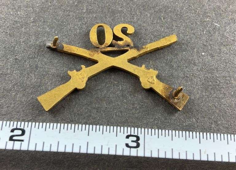 WW2 20th infantry crossed muskets pin - Hash Auctions