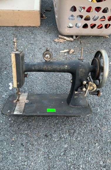 Old Davis Sewing Machine, for decor piece. - Hash Auctions