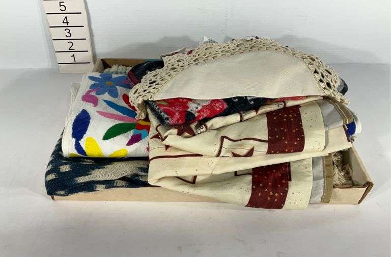Box of miscellaneous textiles, - Hash Auctions