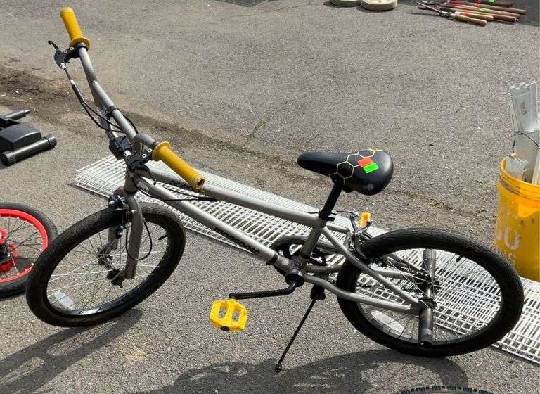 Mongoose index 1.0 kids bike, both tires full of air - Hash Auctions