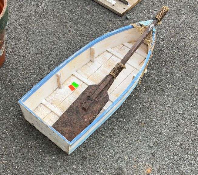 Boat decoration w/paddle - Hash Auctions