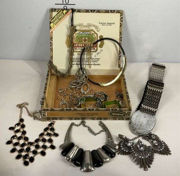 Cigar box with jewelry - Hash Auctions