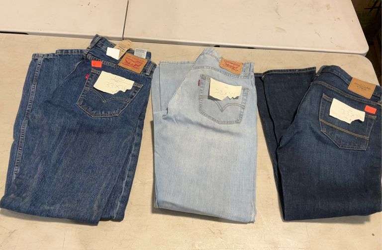 Three pairs jeans Levi and Abercrombie and Fitch, one with tags sizes ...