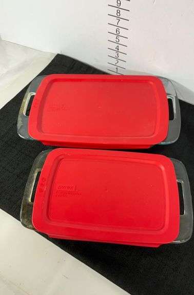 Set of 2 Pyrex casserole dishes with silicone lids. 3 qt and 2 qt ...