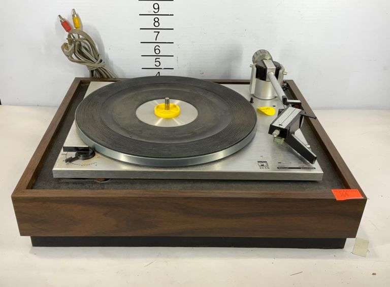 Perpetuum-Ebner PE 2038 turntable, powers on - Hash Auctions