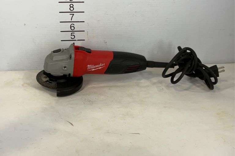 Milwaukee 4.5” plug-in grinder, tested and works - Hash Auctions