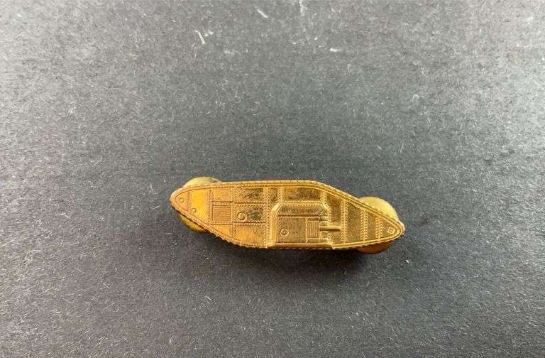 WW2 Armored forces tank insignia - Hash Auctions