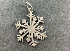 Snowflake Pendant 2 grams Sterling Silver size 1" - Hash Auctions