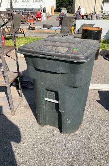Totes wheeled trash can, 96 gallon nice condition - Hash Auctions
