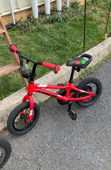 Trek Childs Bike, red color, - Hash Auctions
