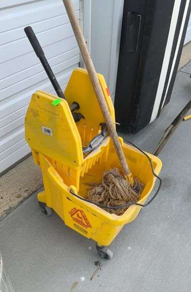 Rubbermaid Brute Mop Bucket with ringer and mop. - Hash Auctions