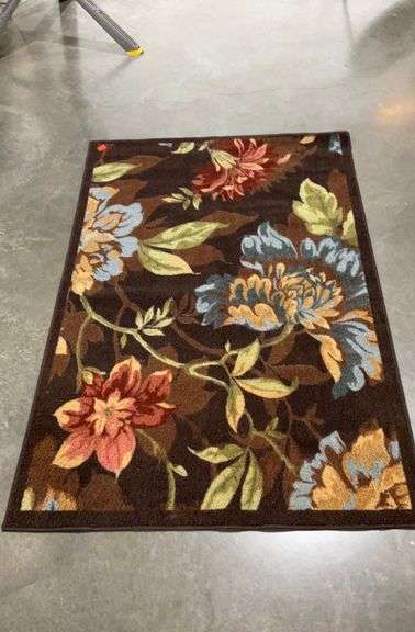 Area rug, 40x60, nylon, rubber backed - Hash Auctions