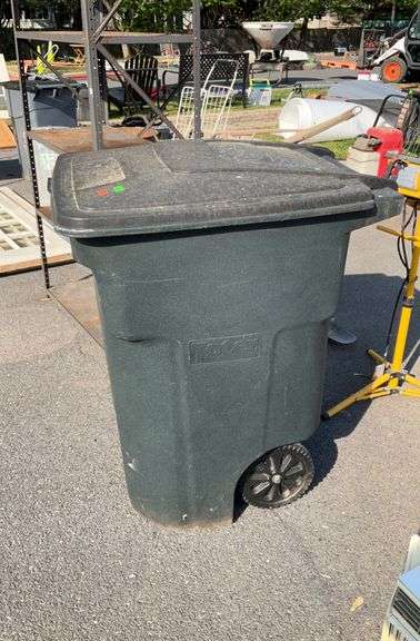 Totes wheeled trash can, 96 gallon nice condition - Hash Auctions