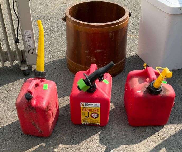 Three poly gas cans, ranging 1-2gal. - Hash Auctions