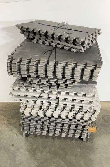 Snap together rubber flooring, 24x24, incudes 7 half size pieces ...