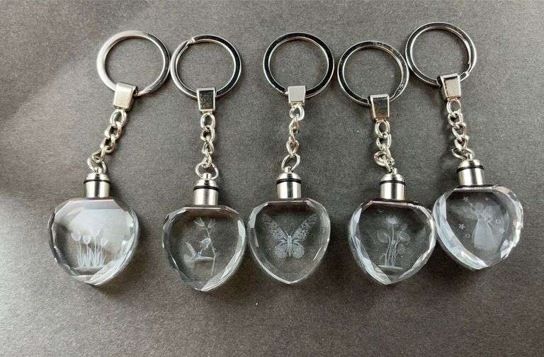 Set of 5 crystal led heart keychains - Hash Auctions
