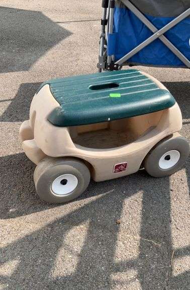 Step 2 Garden hopper rolling garden seat - Hash Auctions