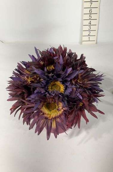 Metal bobble head dog plant stand with everlasting plant - Hash Auctions