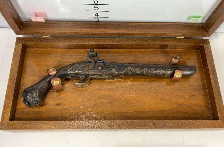 Black powder flintlock pistol in display case - Hash Auctions