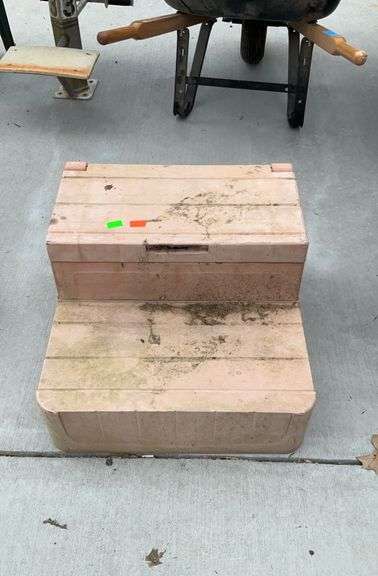 Poly steps with storage, 20.5”x21” - Hash Auctions