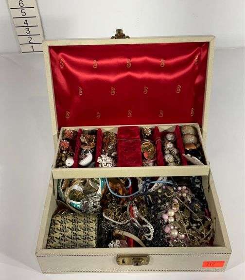Jewelry box full of jewelry - Hash Auctions