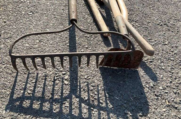 Long handled tools: shovels, rake, pitchfork, hoe, and more - Hash Auctions