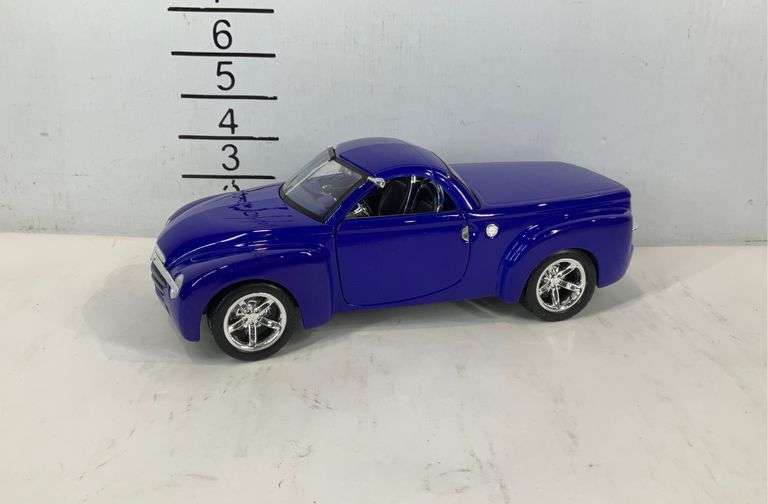 Maisto 2000 Chevy SSR model - Hash Auctions