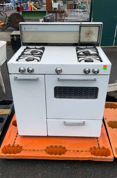 Vintage magic Chef gas stove. Untested selling as is - Hash Auctions