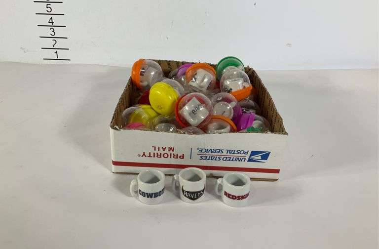 Vending machine NFL football team collectible mugs - Hash Auctions