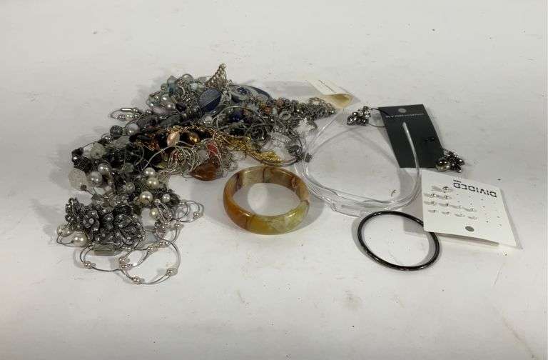 jewelry, includes necklaces, bracelets and earrings - Hash Auctions