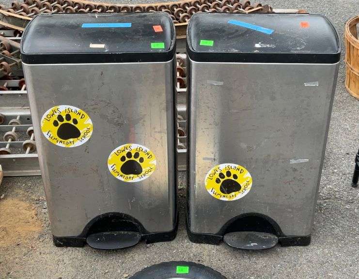 Two kitchen trash cans seller code WD both need cleaned - Hash Auctions