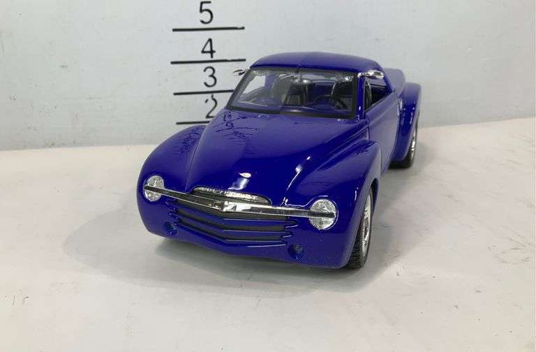 Maisto 2000 Chevy SSR model - Hash Auctions
