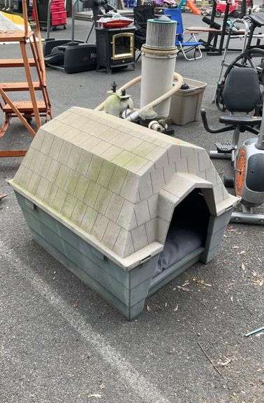 Ruff Hauz poly Dog House medium size - Hash Auctions