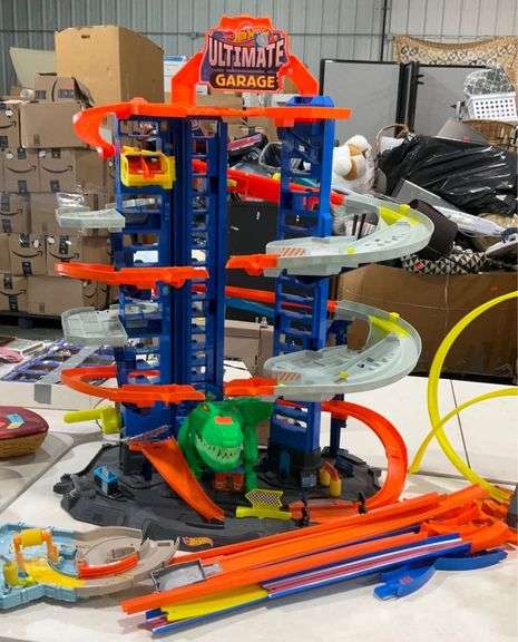 Hotwheels and Matchbox race track setups, Hot wheels garage and ...