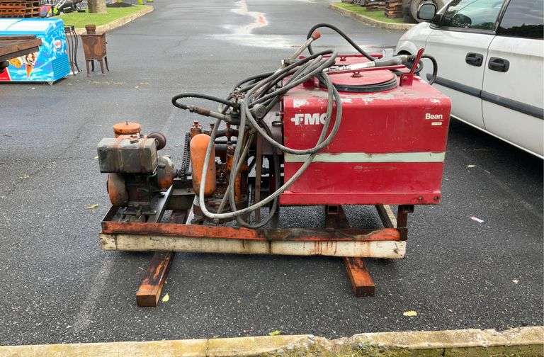 FMC Bean Sprayer Rig, dual tank system, Wisconsin Engine - Hash Auctions
