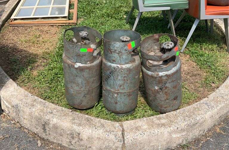 Three older propane type tanks - Hash Auctions