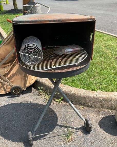 Tripod stand circle grill w/half moon cover 22”dia. - Hash Auctions