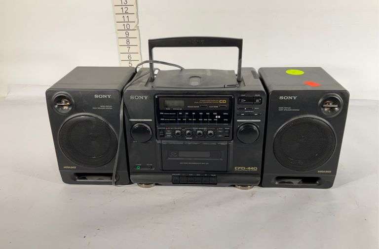 Sony CD radio cassette-corder, powers up - Hash Auctions