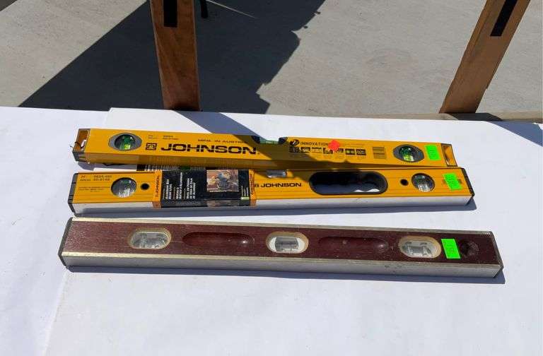 3 carpenter levels 2 aluminum 1 wood - Hash Auctions