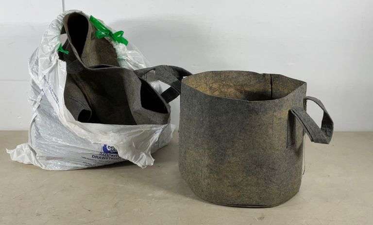 Group of felt buckets, dirty - Hash Auctions