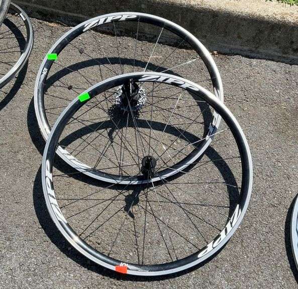 Pair of zipp 101 bike wheels 25in dia - Hash Auctions