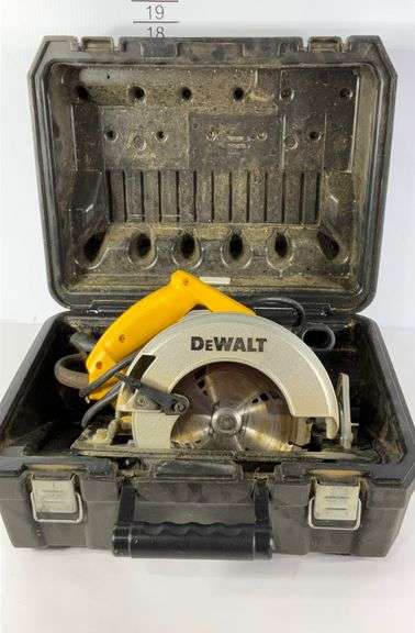 DeWalt DW362 - 7 1/4 circular saw in case. Powers up - Hash Auctions