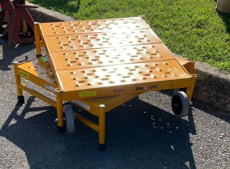 Pair of Tri-arc riser platform with a 500Lb capacity - Hash Auctions