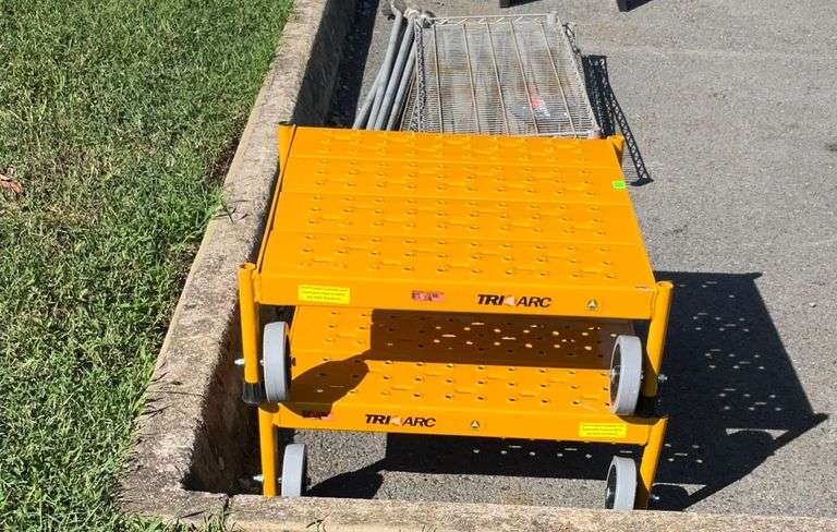 Pair of Tri-arc riser platform with a 500Lb capacity - Hash Auctions