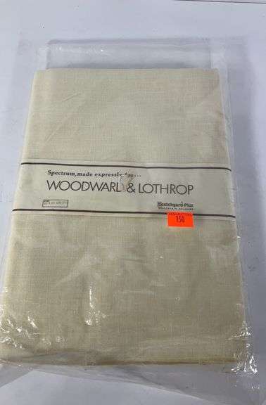 Permanent press tablecloth, 60 x 83 oblong. - Hash Auctions