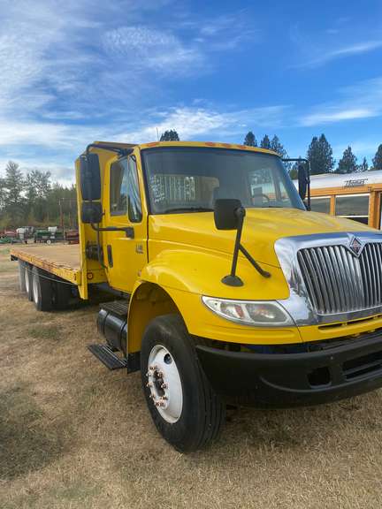 2005 INTL 4400 FLATBED - Heaverlo Northwest Auctions