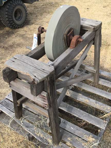 ANTIQUE HAND GRINDER - Heaverlo Northwest Auctions