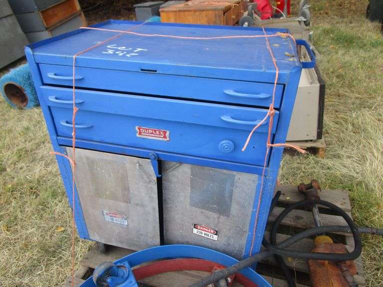 PALLET TOOL BOX, HYD CYLINDERS, BARREL CARTS - Heaverlo Northwest Auctions
